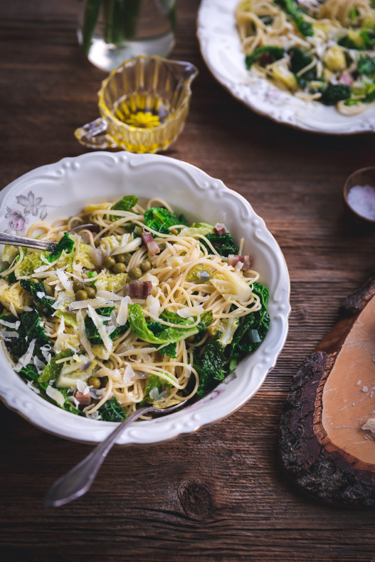 Spaghetti with kale, green peas and pancetta (healthy and delicious!)